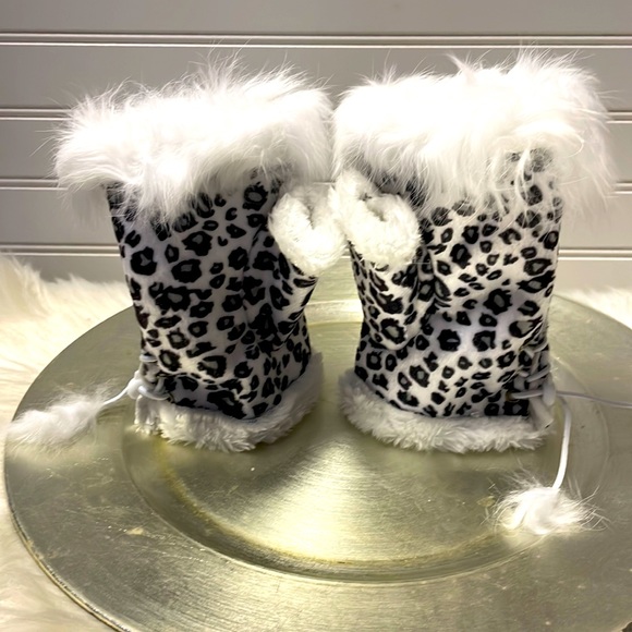 Xoxo, Carly | Accessories | Snow Leopard White Faux Fur Fingerless ...